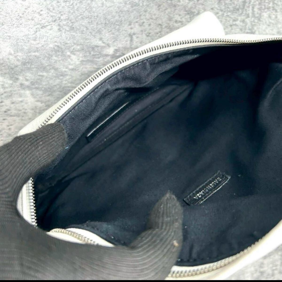 極美品 BALENCIAGA バレンシアガ エブリデイ ボディバッグ 極美品 BALENCIAGA バレンシアガ エブリデイ ボディバッグ