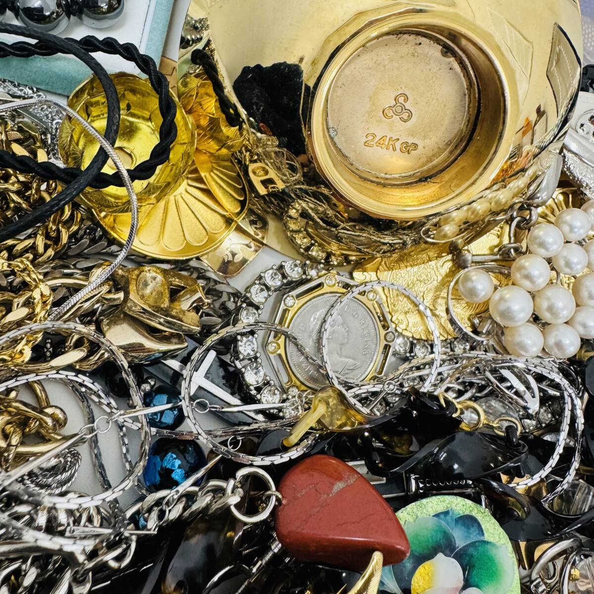 アクセサリー 未仕分け まとめ売り 約8.3Kg 遺品整理 お宝探し アクセサリー 未仕分け まとめ売り 約8.3Kg 遺品整理 お宝探し