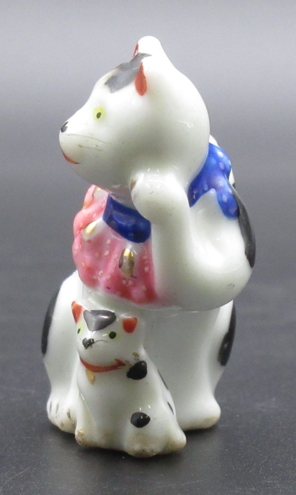古い磁器人形 招き猫(三毛猫)5匹 』*縁起物. ねこ. 商売繁盛 古い磁器人形 招き猫(三毛猫)5匹 』*縁起物. ねこ. 商売繁盛