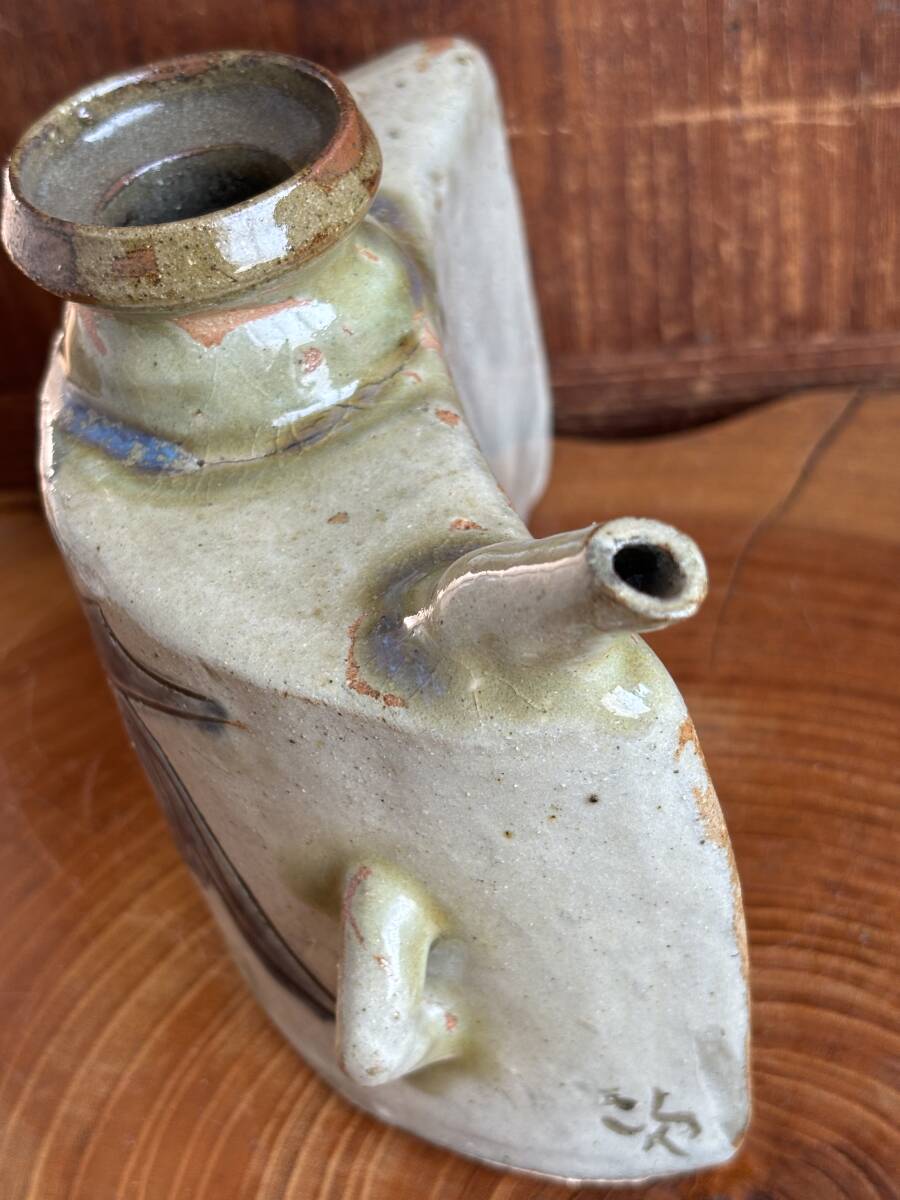 美品☆人間国宝【金城次郎】壺屋焼 ≪ 抱瓶 ≫ 魚紋 沖縄 琉球 美品☆人間国宝【金城次郎】壺屋焼 ≪ 抱瓶 ≫ 魚紋 沖縄 琉球