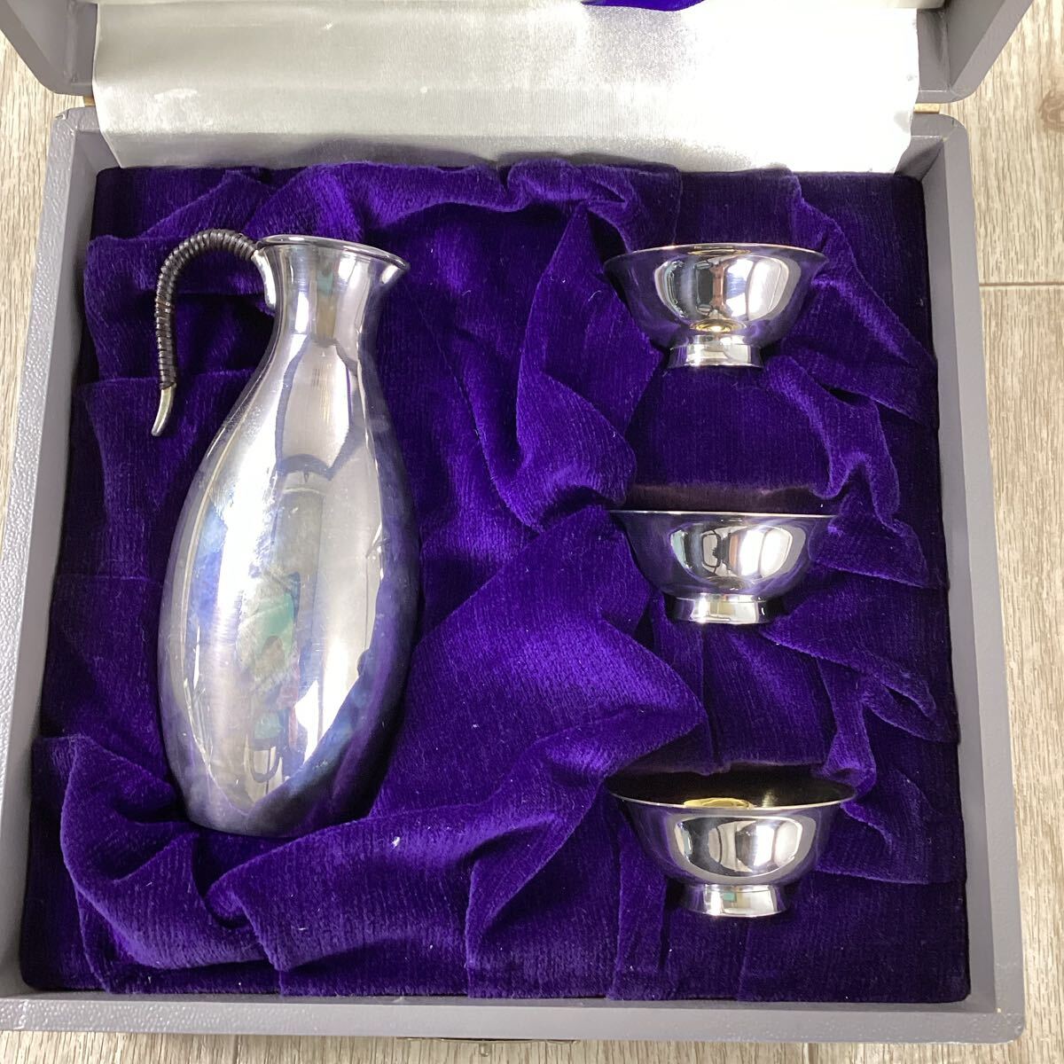 d43128 純銀製 酒器揃 徳利1 盃3 総重量 150g 箱入り お銚子 お d43128 純銀製 酒器揃 徳利1 盃3 総重量 150g 箱入り お銚子 お