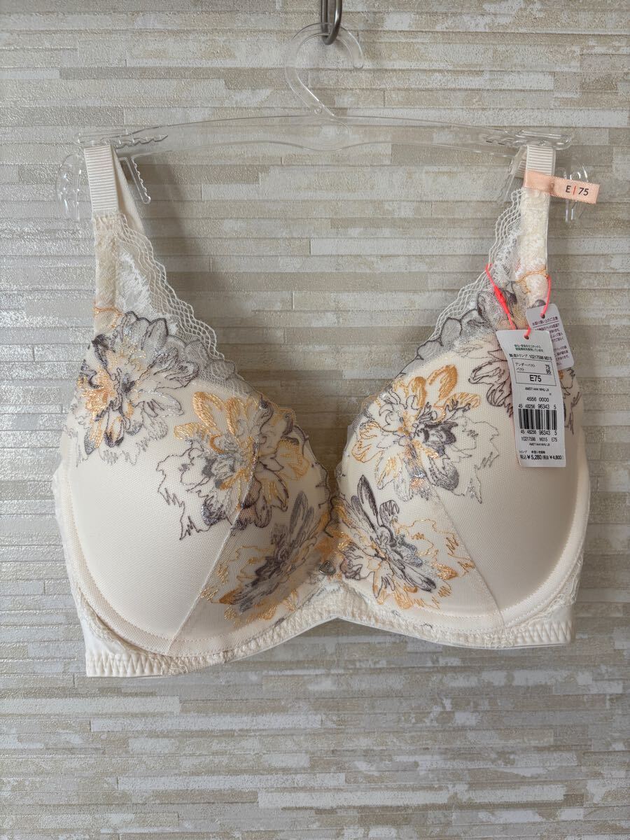 Yahoo!オークション - 「E75」トリンプ 夢みるブラ DeepV 全面花柄 ブ...