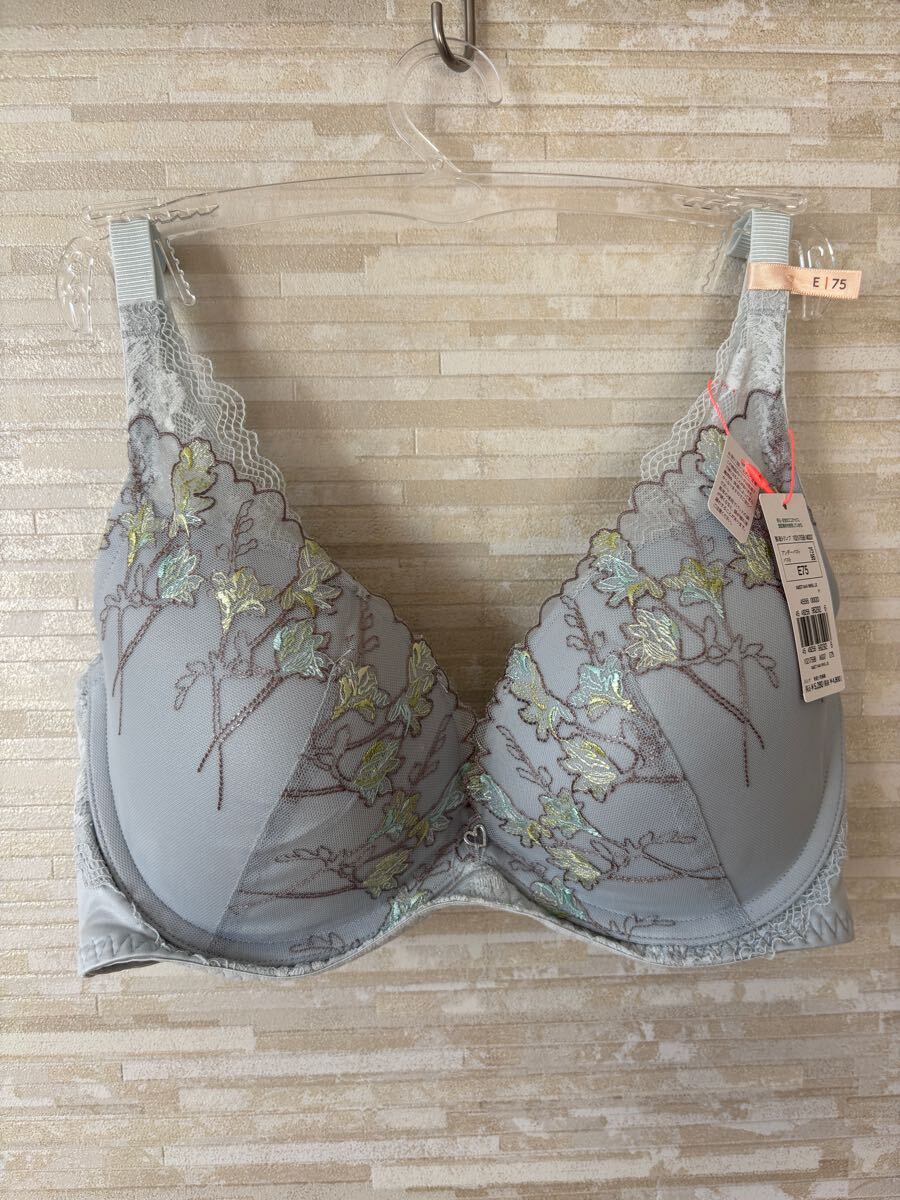 Yahoo!オークション - 「E75」トリンプ 夢みるブラ DeepV 全面花柄 ブ...