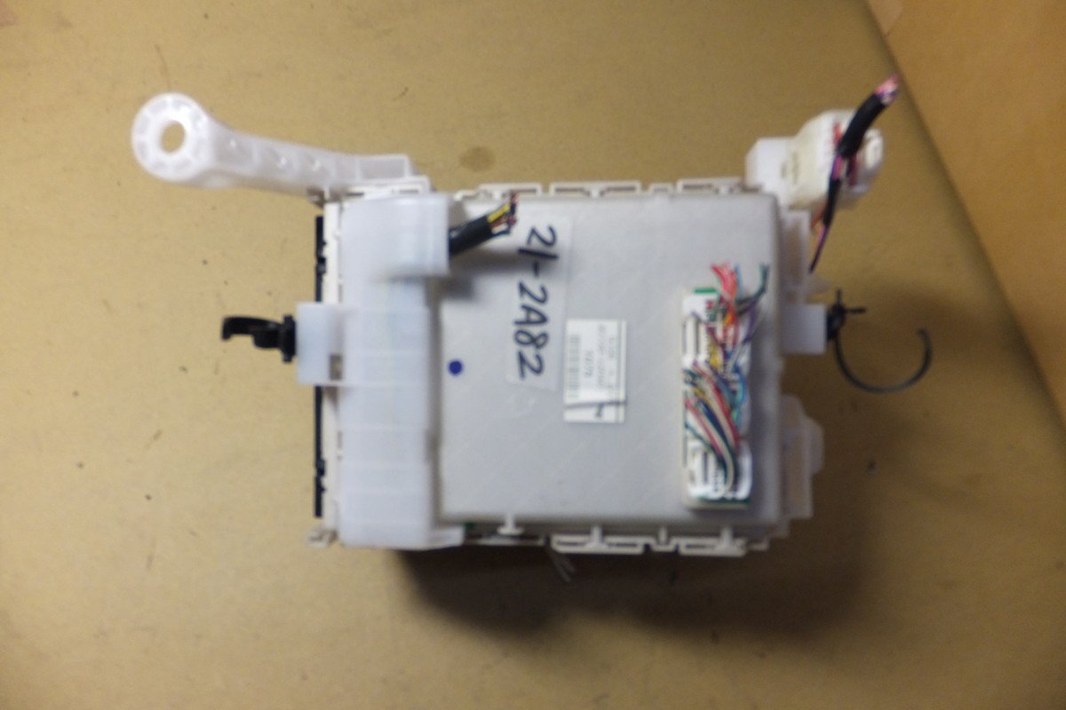 Yahoo!オークション - カローラ ルミオン ZRE154 H22年 室内 ヒューズ ...