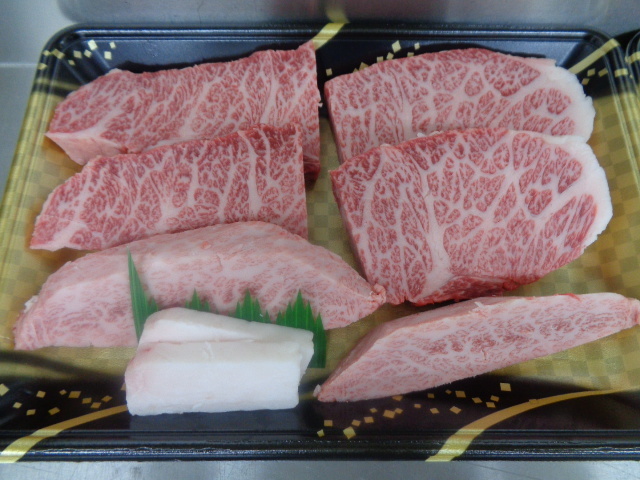 Yahoo!オークション - 流氷牛A5牝 超特三角バラ芯（BBQ） 1 4kg ...