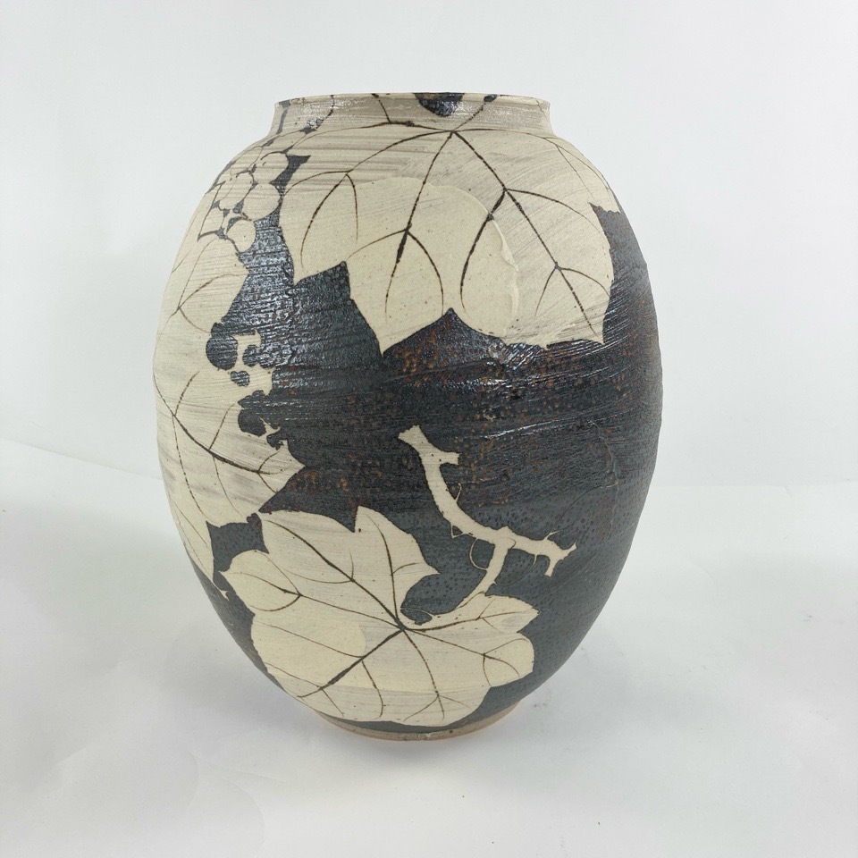 三宅洋司 抜絵銀彩葡萄文壺 益子焼 共箱 大型 花瓶 日本工芸会 三宅洋司 抜絵銀彩葡萄文壺 益子焼 共箱 大型 花瓶 日本工芸会