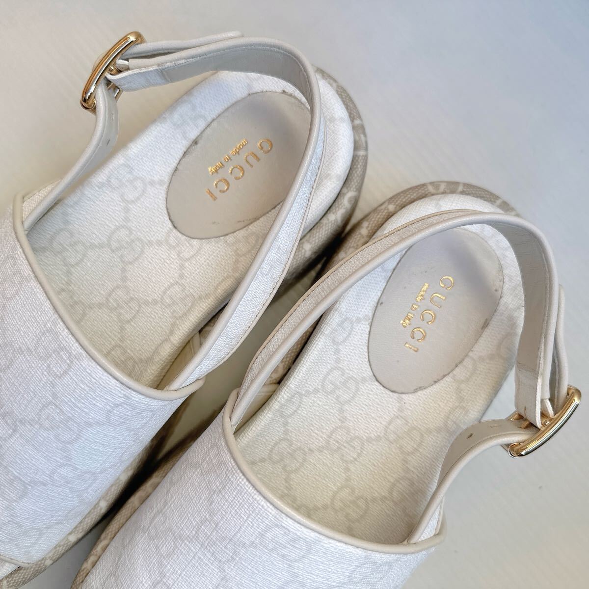 GUCCI GG柄 グッチ ロゴ入り 厚底 プラットフォーム ストラップ GUCCI GG柄 グッチ ロゴ入り 厚底 プラットフォーム ストラップ