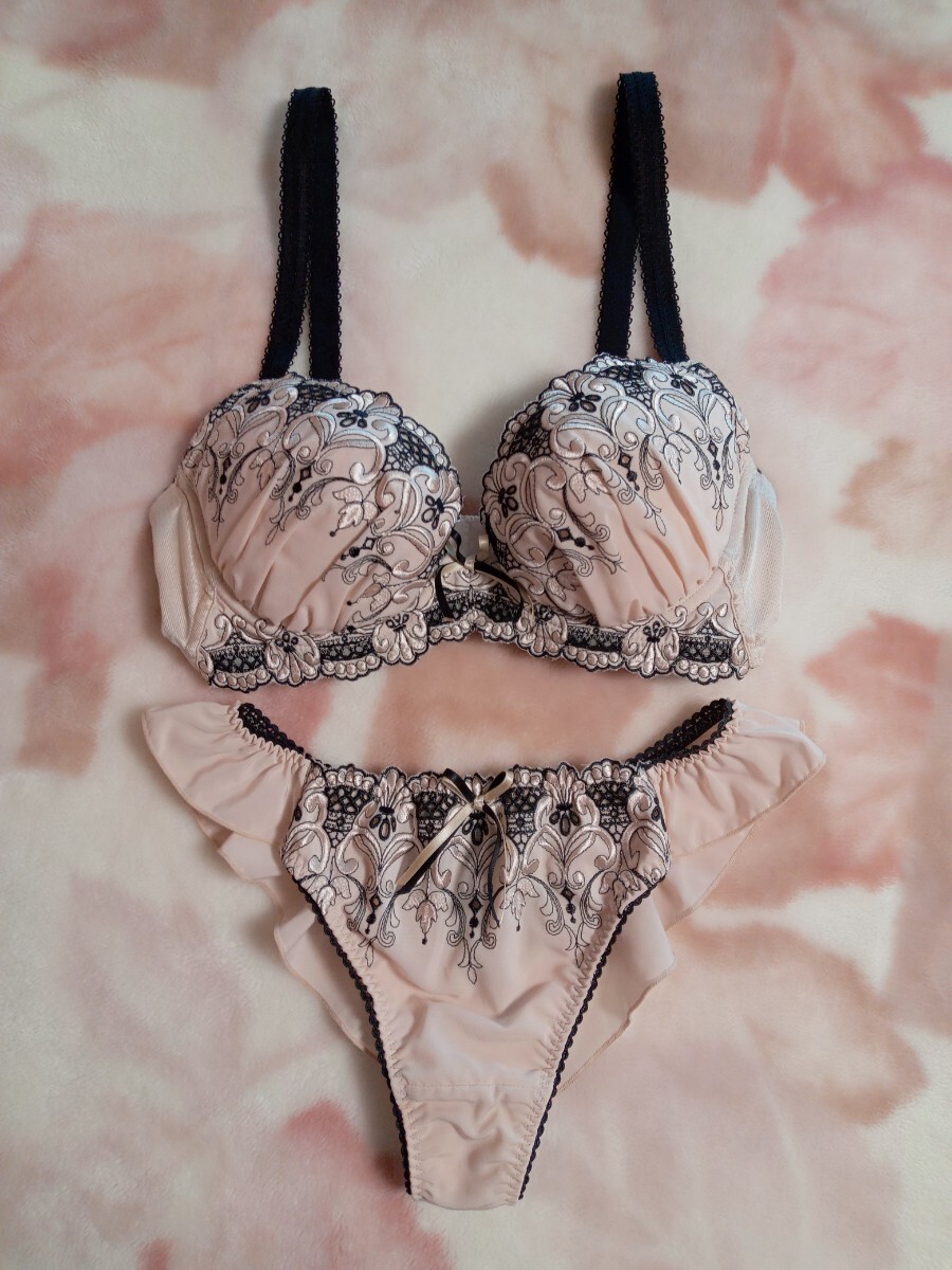 Yahoo!オークション - クリーニング済 ワコール《amphi》セットD65+M