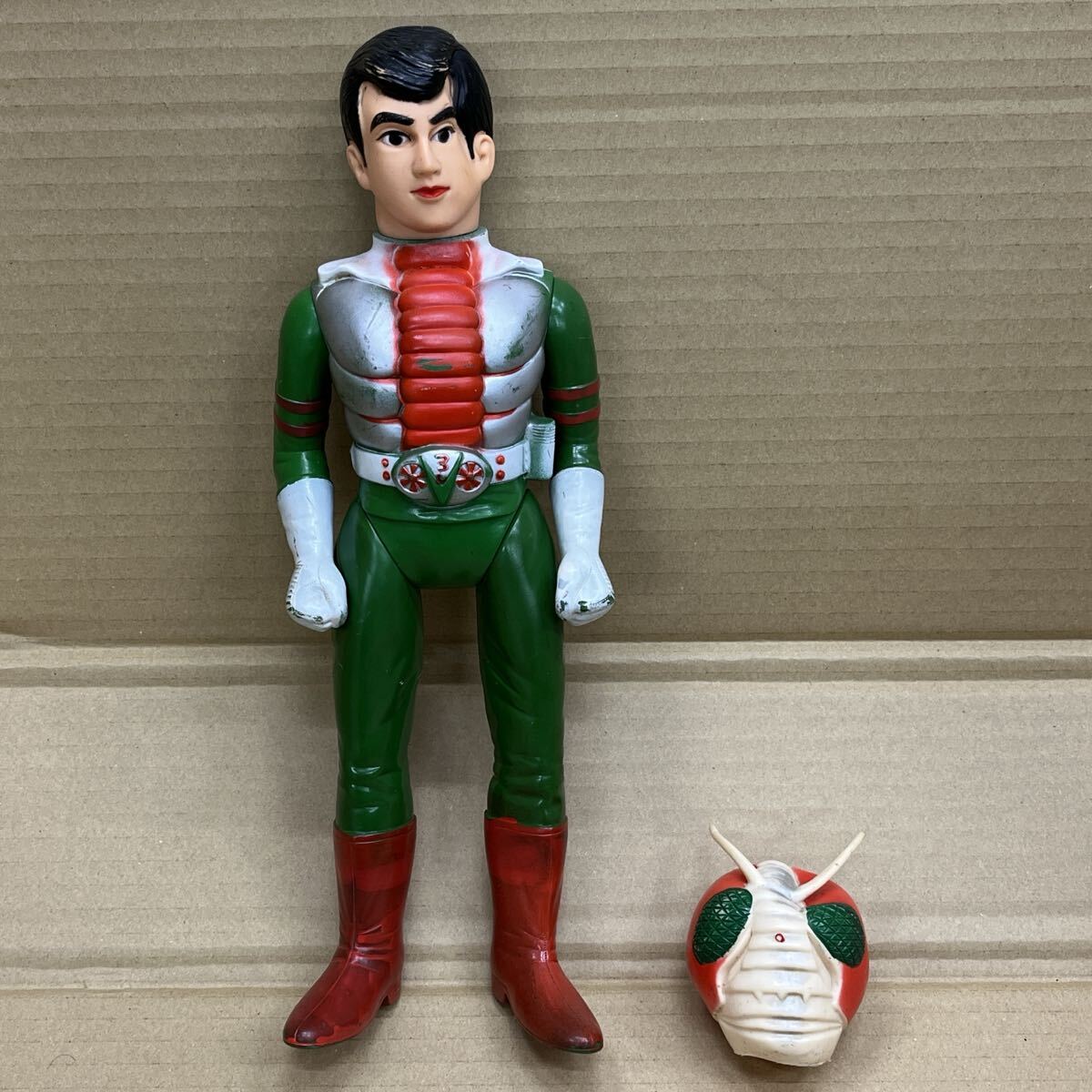 B3109 当時物 / 仮面ライダー V3 ソフビ バンダイ 面取れ 石森プロ マスク 高さ約35cm ビンテージ 毎日放送 東映 可動 レトロ 人形(仮面ライダーV3)｜売買された ...