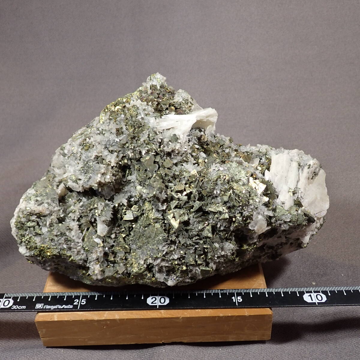 日本産鉱物☆黄銅鉱と重晶石の結晶 秋田県鹿角市尾去沢鉱山産 重 日本産鉱物☆黄銅鉱と重晶石の結晶 秋田県鹿角市尾去沢鉱山産 重