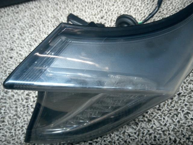 Yahoo!オークション - 平成30年 プリウス PHV ZVW52 右テールランプ L...