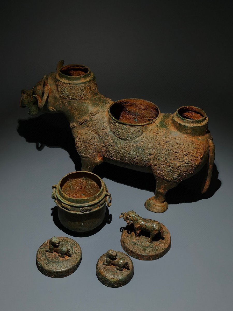 清】時代舊藏 戦漢時代 青銅器 瑞獣文三連蓋尊32x50x20 清】時代舊藏 戦漢時代 青銅器 瑞獣文三連蓋尊32x50x20