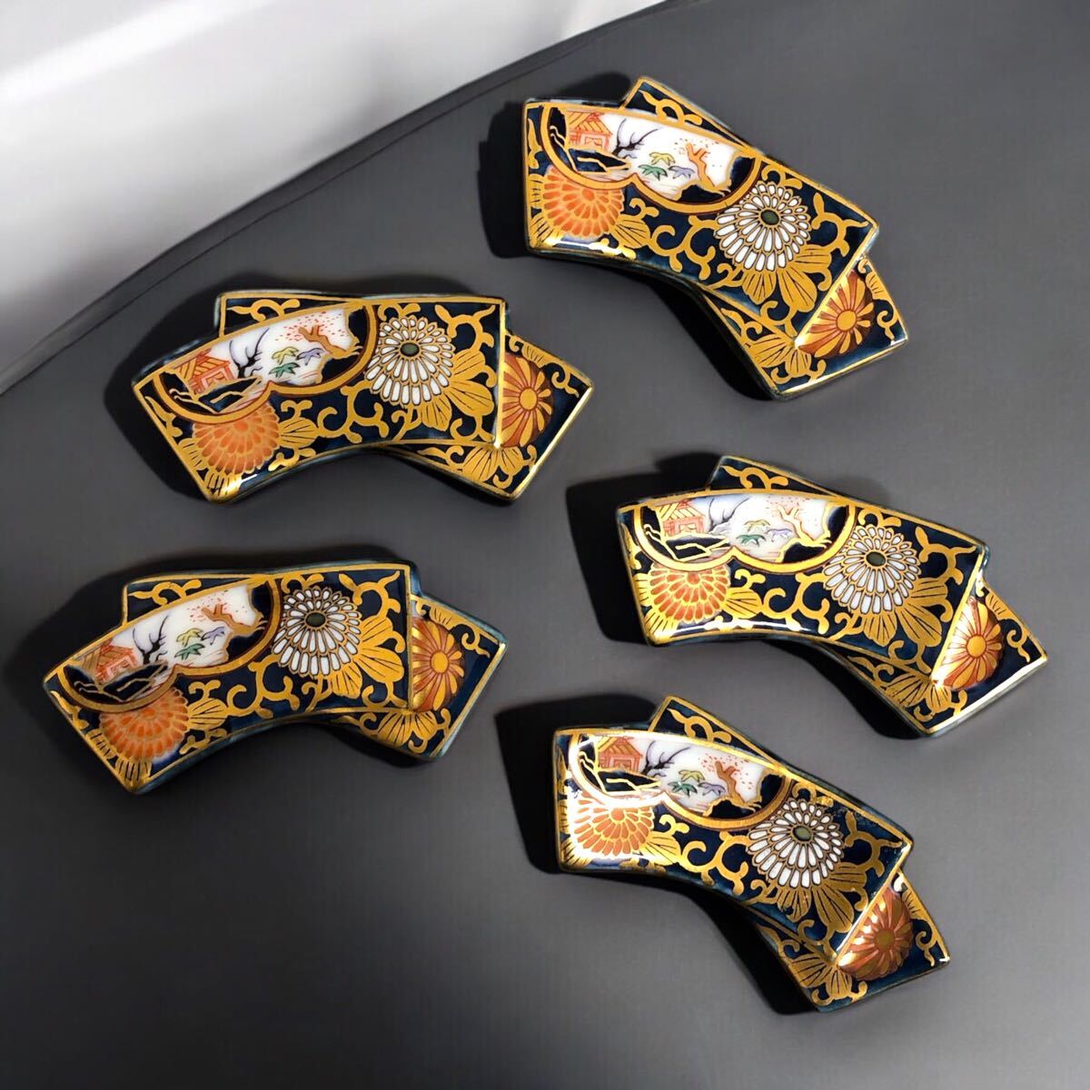 ○J0413A 箸置 有田焼 賞美堂 其泉作 琳派古伊万里 金襴扇型 ○J0413A 箸置 有田焼 賞美堂 其泉作 琳派古伊万里 金襴扇型