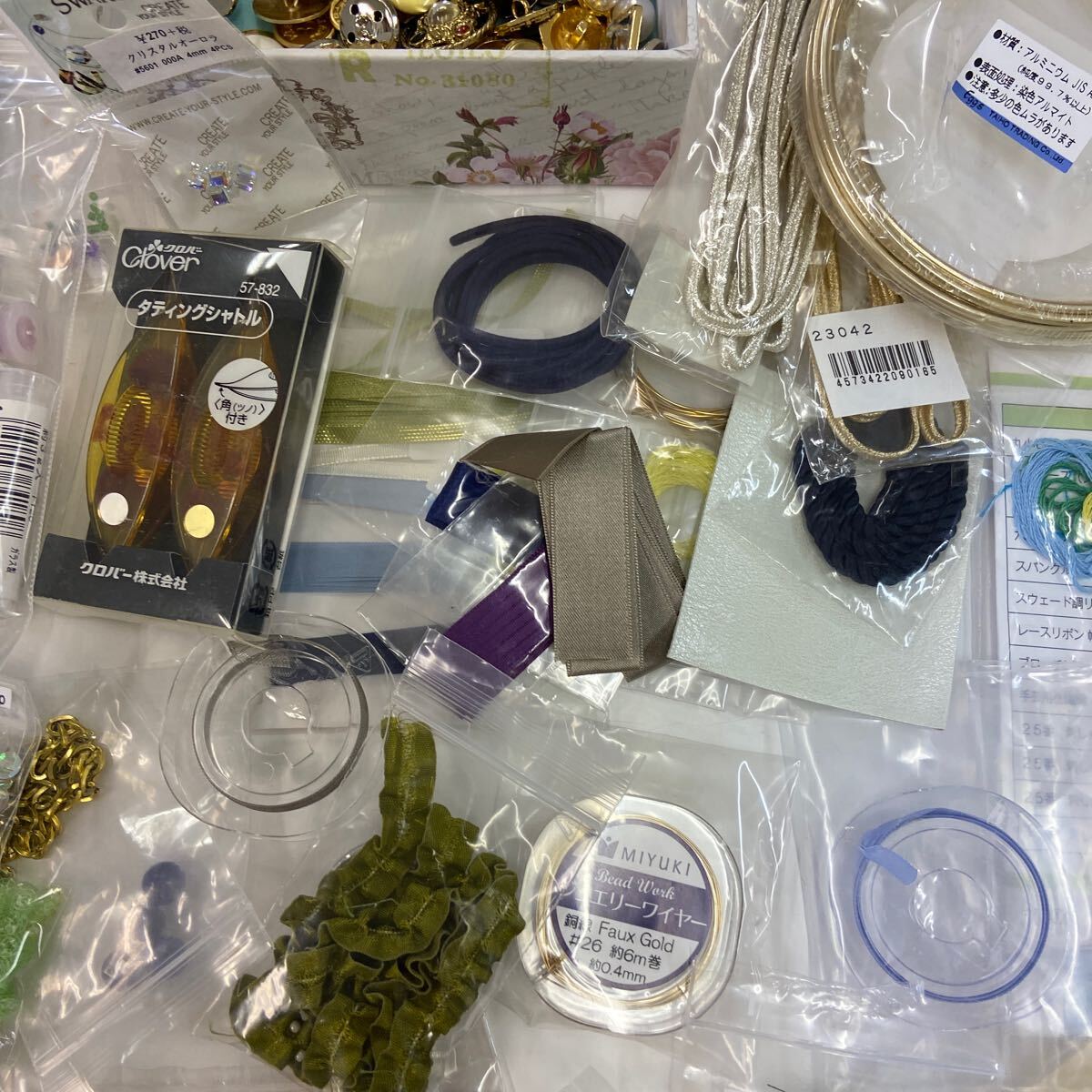 Yahoo!オークション - m594 ビーズ パール ミシン糸 金ボタン ワイヤー...