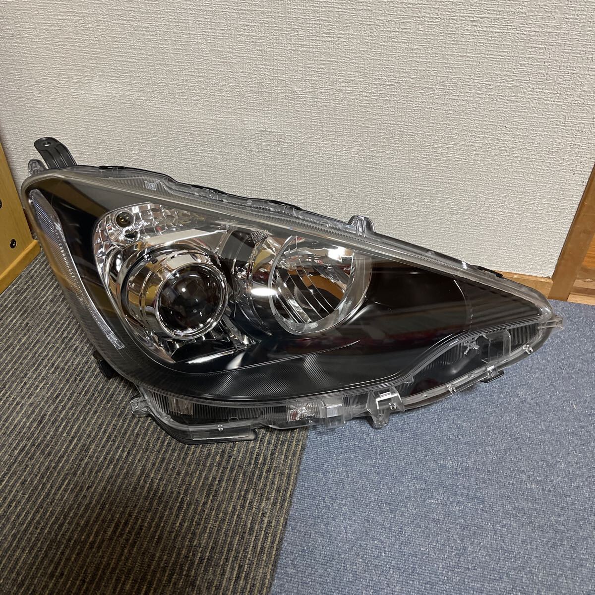 Yahoo!オークション - トヨタ アクア ヘッドライト 右 NHP10 Gs 送料込...