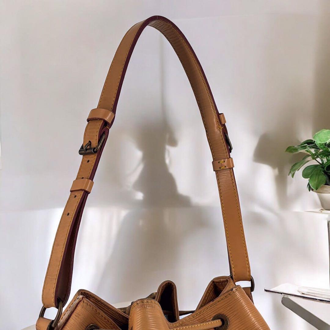 美品】 Louis Vuitton エピ ノエ ショルダーバッグ ベージュ 美品】 Louis Vuitton エピ ノエ ショルダーバッグ ベージュ