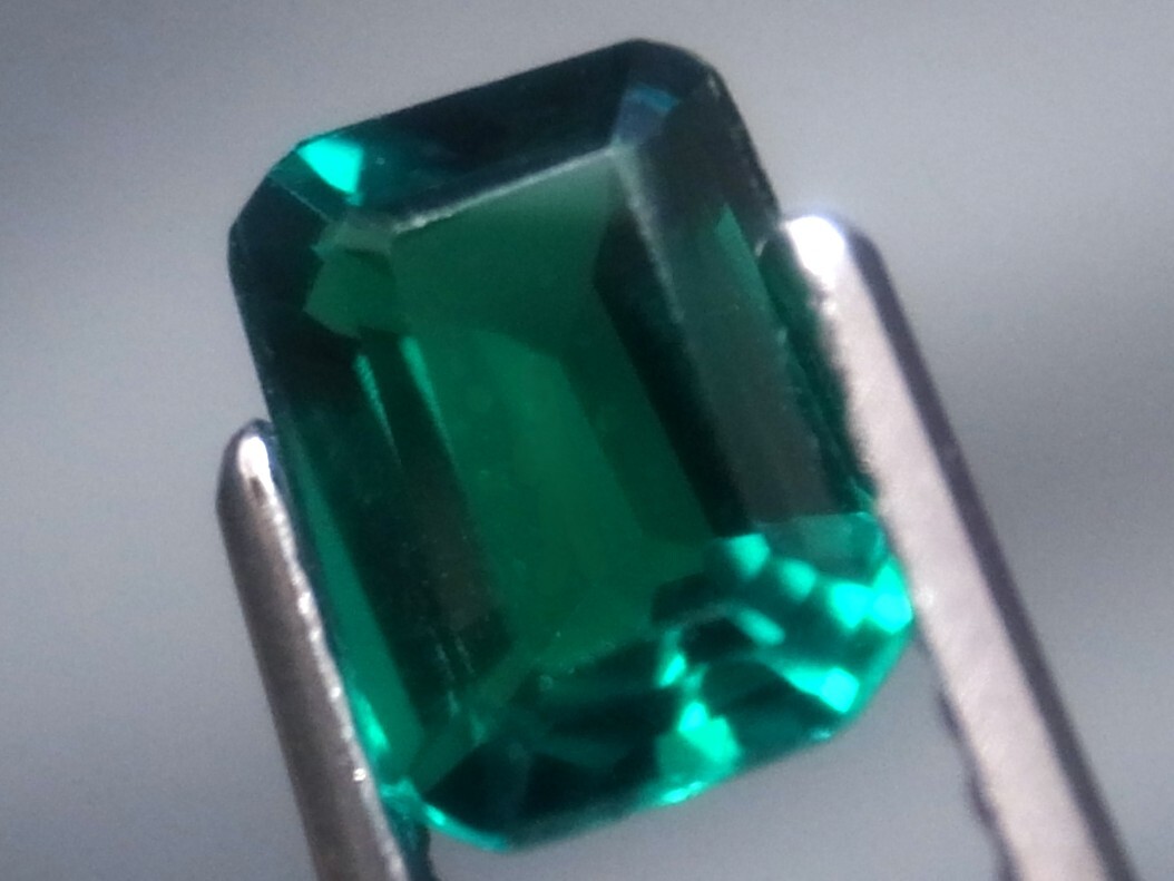 Yahoo!オークション - 0.97ct b 新品・ザンビアカラー合成バイロンエメ...