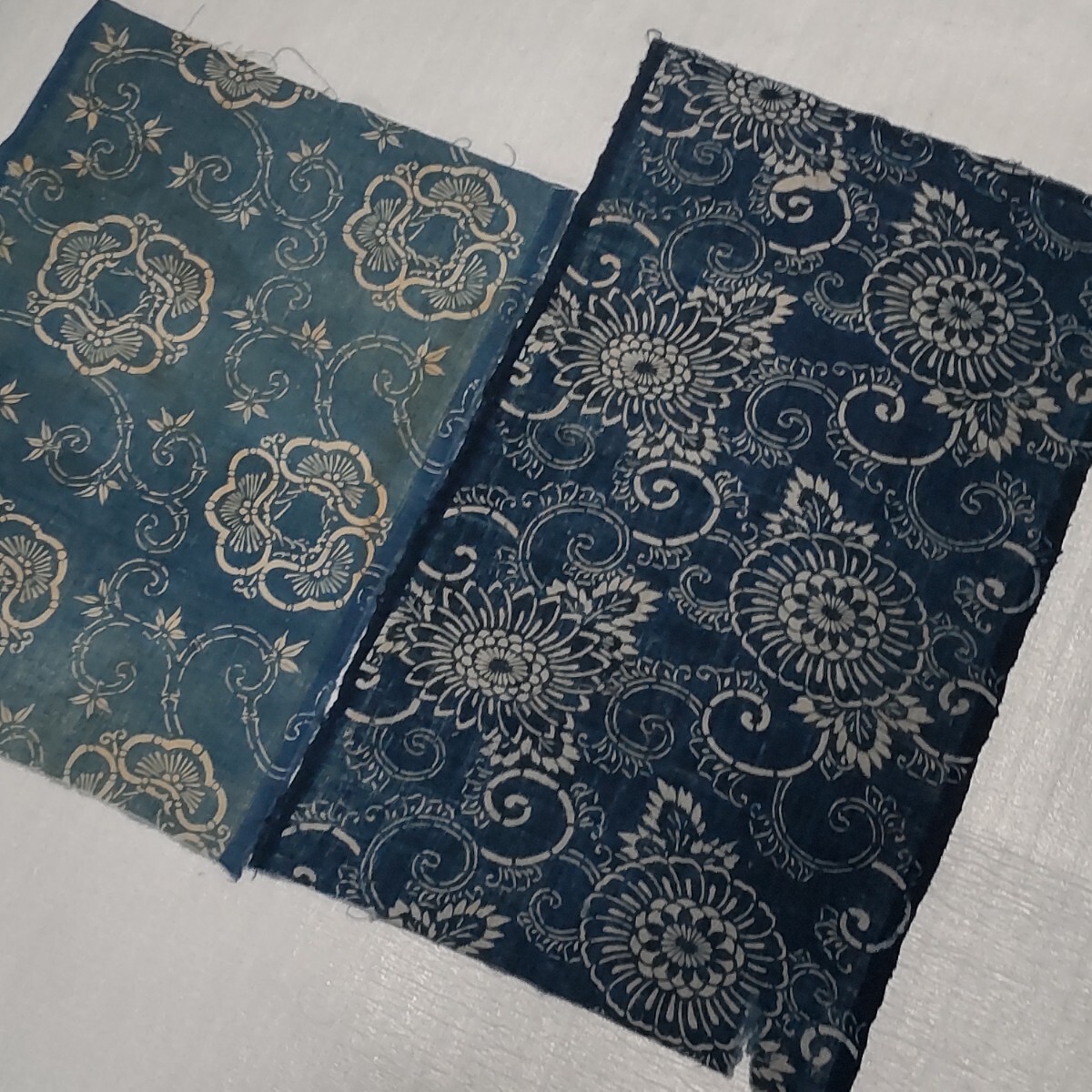 時代布】古布 木綿 型染め 藍染め 唐草 はぎれ 2枚 合計約100cm 時代布】古布 木綿 型染め 藍染め 唐草 はぎれ 2枚 合計約100cm