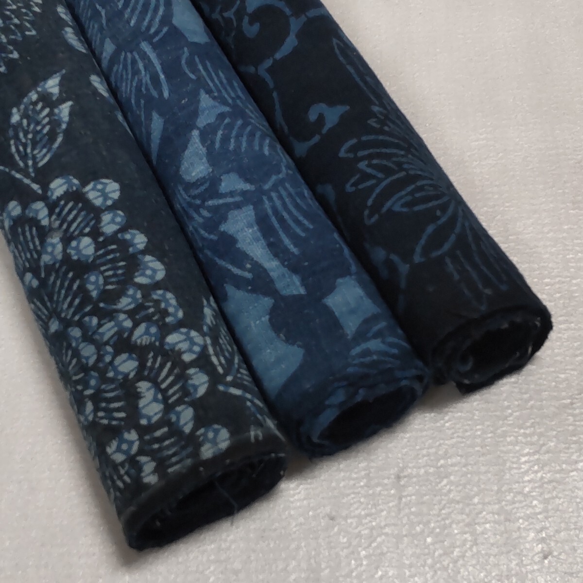時代布】古布 木綿 型染め 藍染め 唐草 青唐草 はぎれ 3枚 合計 時代布】古布 木綿 型染め 藍染め 唐草 青唐草 はぎれ 3枚 合計