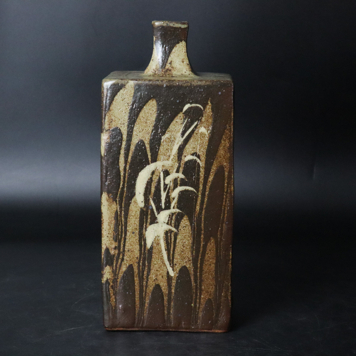 宙】人間国宝 島岡達三 益子焼 練上象嵌方壺 高24.8cm 共箱 笹紋 宙】人間国宝 島岡達三 益子焼 練上象嵌方壺 高24.8cm 共箱 笹紋