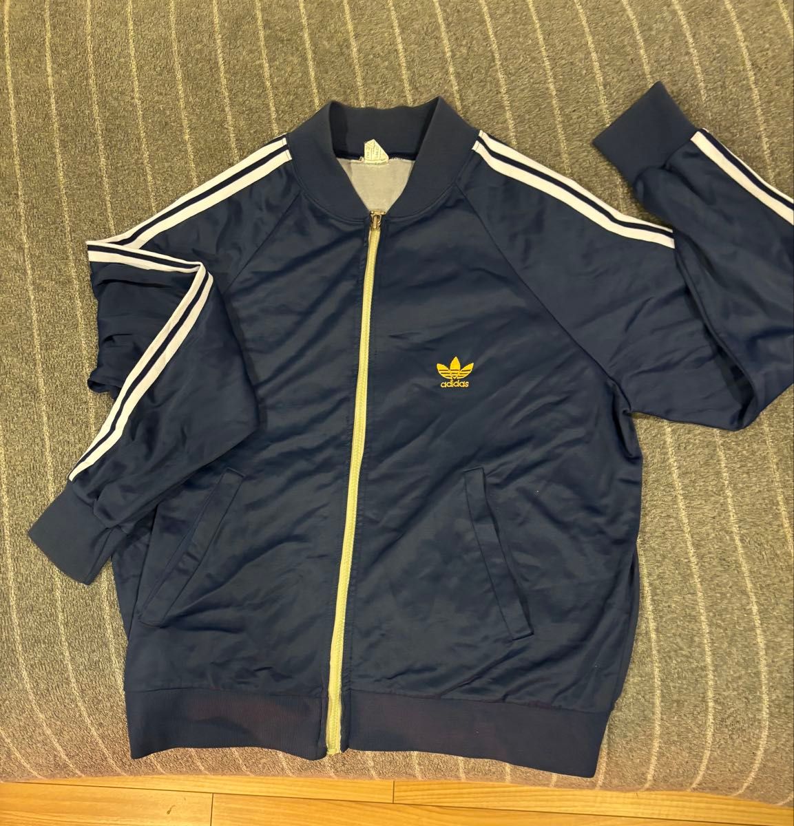 adidas トラックジャケット70年ビンテージ 人気のネイビー/白 adidas トラックジャケット70年ビンテージ 人気のネイビー/白