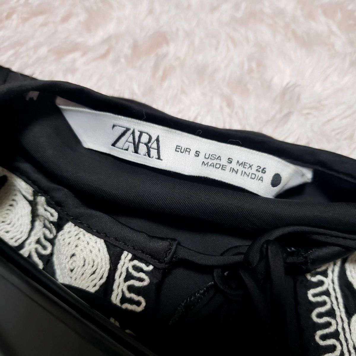 ZARA ザラ S エンブロイダリー刺繍サテンロングワンピース 美品 ZARA ザラ S エンブロイダリー刺繍サテンロングワンピース 美品