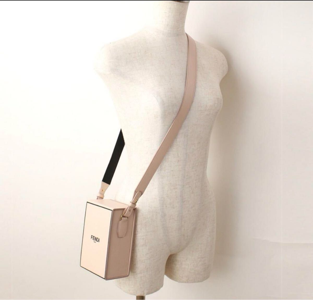 現行正規品 FENDI ショルダーバッグ ポシェット レザー ピンク 現行正規品 FENDI ショルダーバッグ ポシェット レザー ピンク