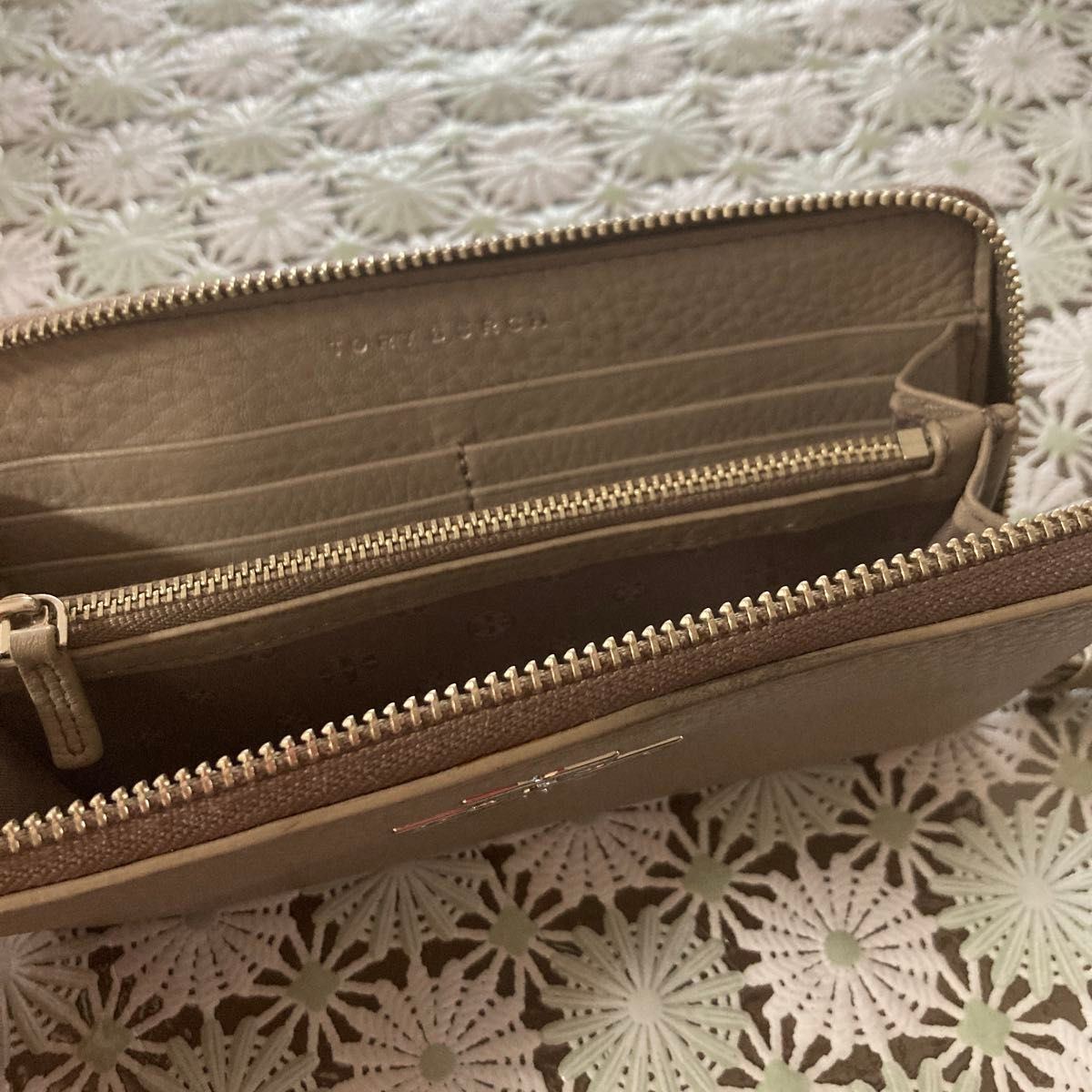 Tory Burch 長財布 ベージュ ゴールドロゴ|Yahoo!フリマ(旧 Tory Burch 長財布 ベージュ ゴールドロゴ|Yahoo!フリマ(旧