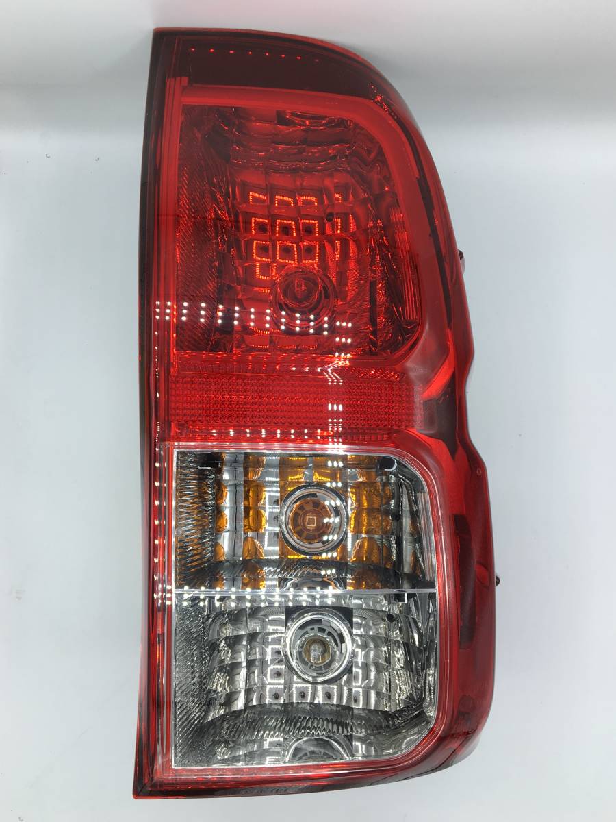 TOYOTA HILUX REVO トヨタ純正 右テールランプ ASSY リアフォグ TOYOTA HILUX REVO トヨタ純正 右テールランプ ASSY リアフォグ