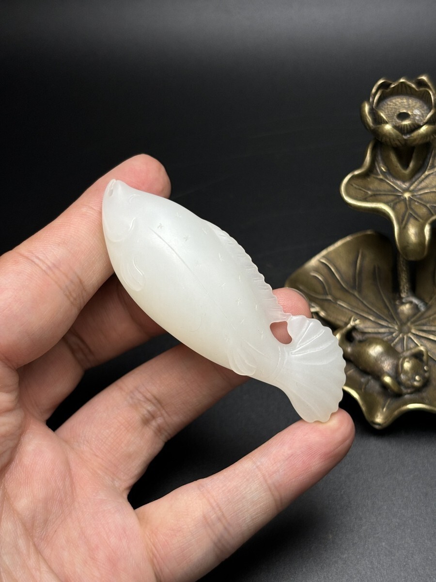 時代物 和田玉 羊脂白玉彫り 金玉満堂富貴有余 魚掛件」極細工 時代物 和田玉 羊脂白玉彫り 金玉満堂富貴有余 魚掛件」極細工