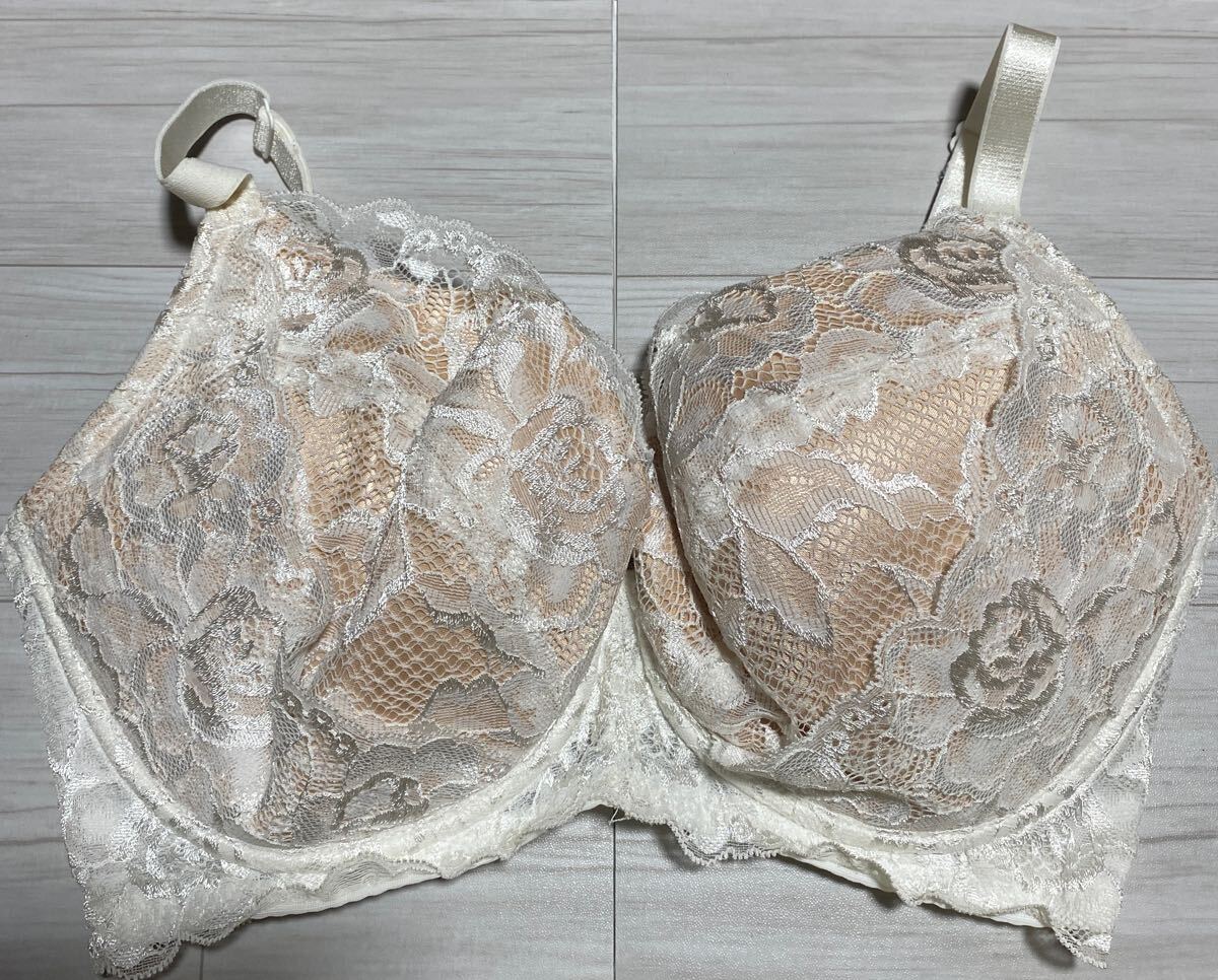 Yahoo!オークション - エメフィール ブラジャー 補正下着 ホワイト H70...