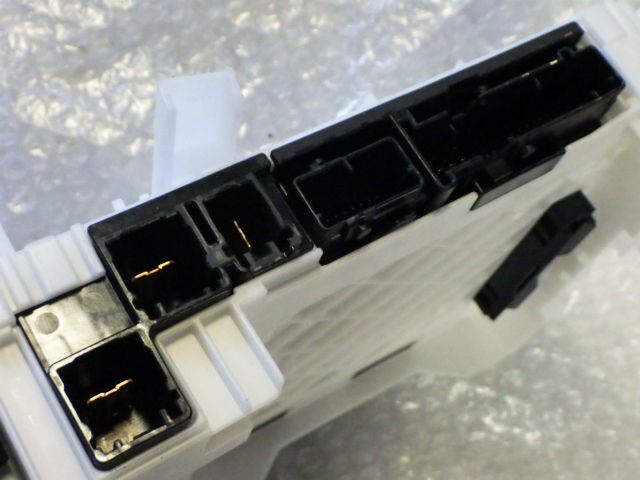 Yahoo!オークション - ヤリス クロス Z MXPB10 室内 ヒューズボックス...