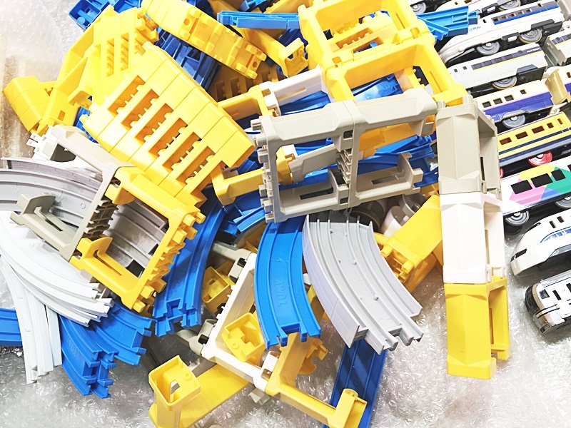 Yahoo!オークション - バラ プラレール 9.38kg 車両多数 他レール等 セ...