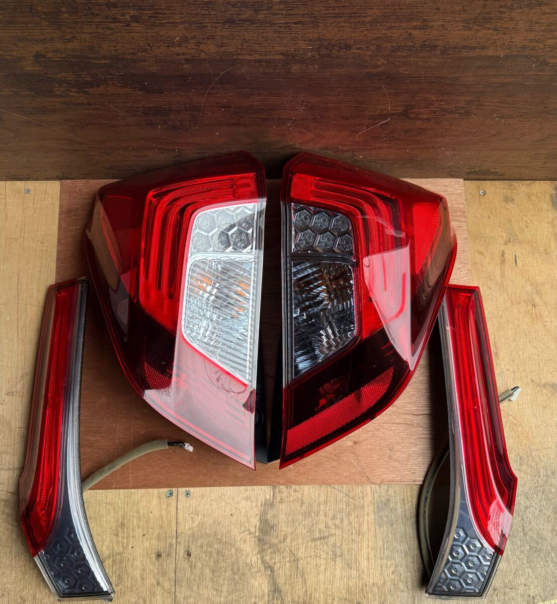 Yahoo!オークション - フィット GP5 GP6 H28年 左右 テール ランプ フ...