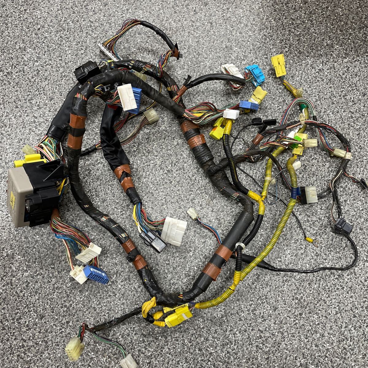 Yahoo!オークション - メインハーネス 室内側 AT車 ジムニー JB23 3型