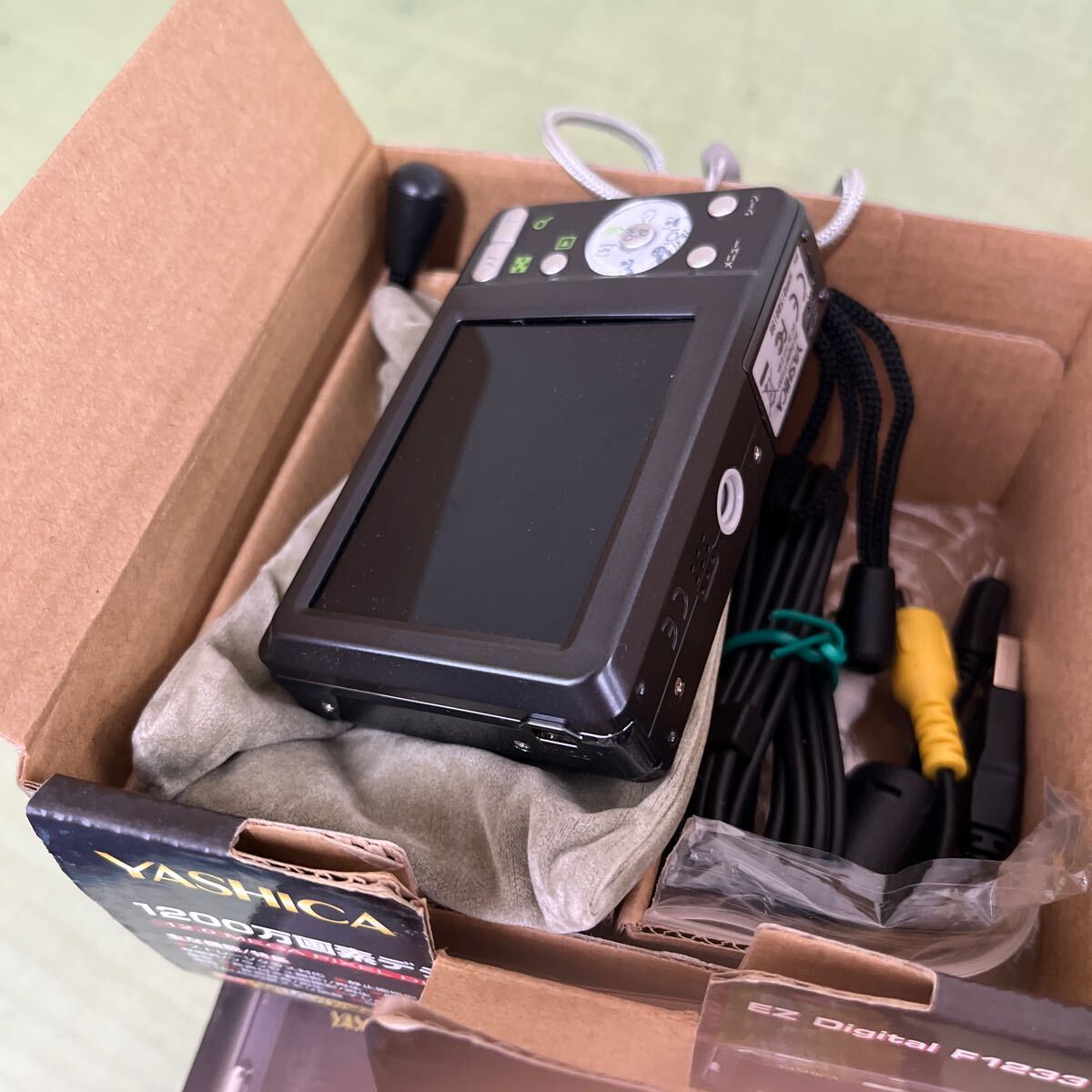 Yahoo!オークション - 8 ほぼ未使用品 YASHIKA ヤシカ EZ Digital F12...