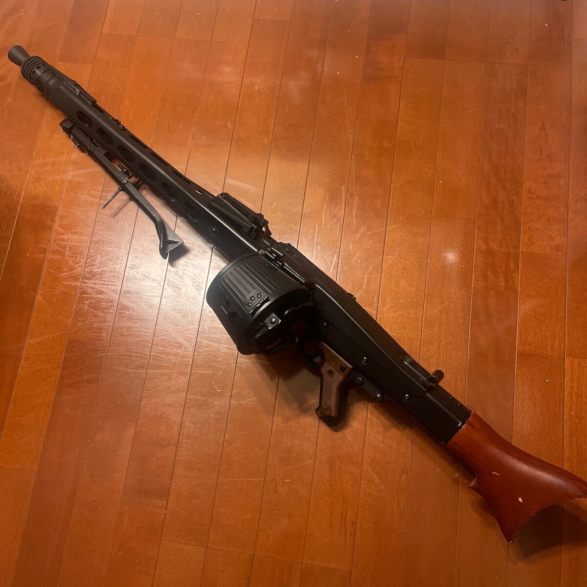 Yahoo!オークション - S&T mg42 電動ガン バイポッド付き 中古