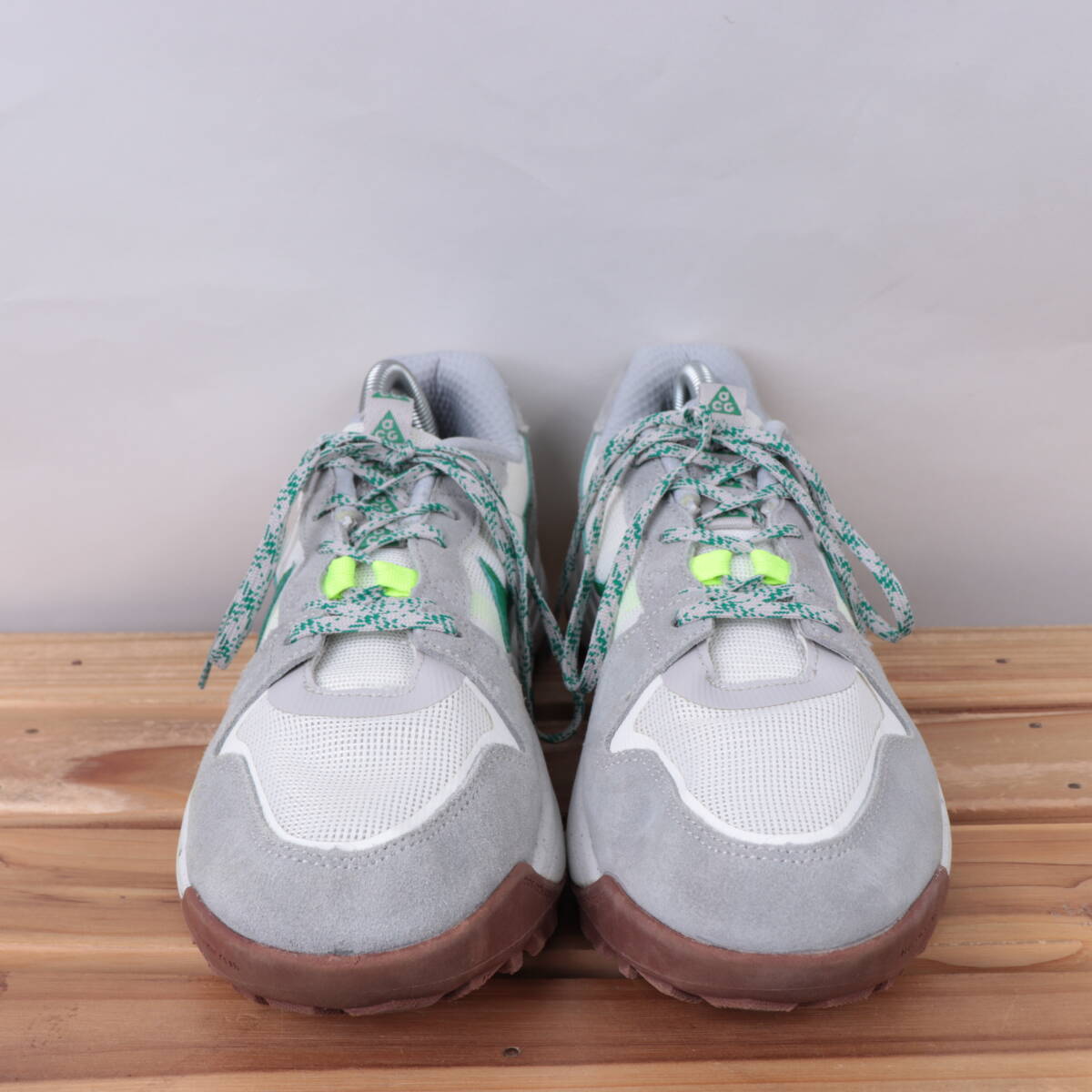 Yahoo!オークション - z9551 ナイキ ACG US7.5 25.5cm/グレー 白 緑 NI...