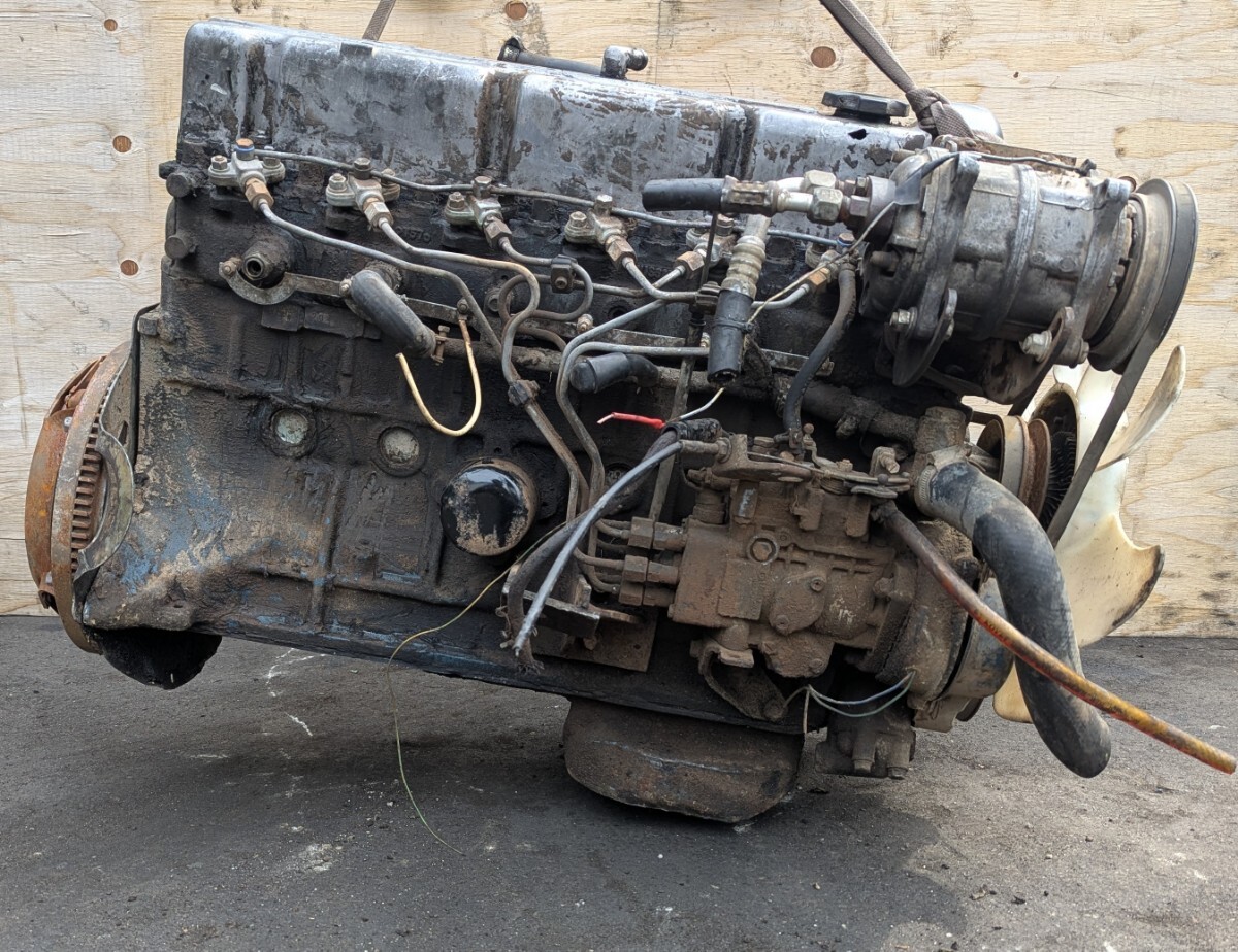 Yahoo!オークション - 発送可能】L型 LD28 Nissan エンジン ヘッド V57...