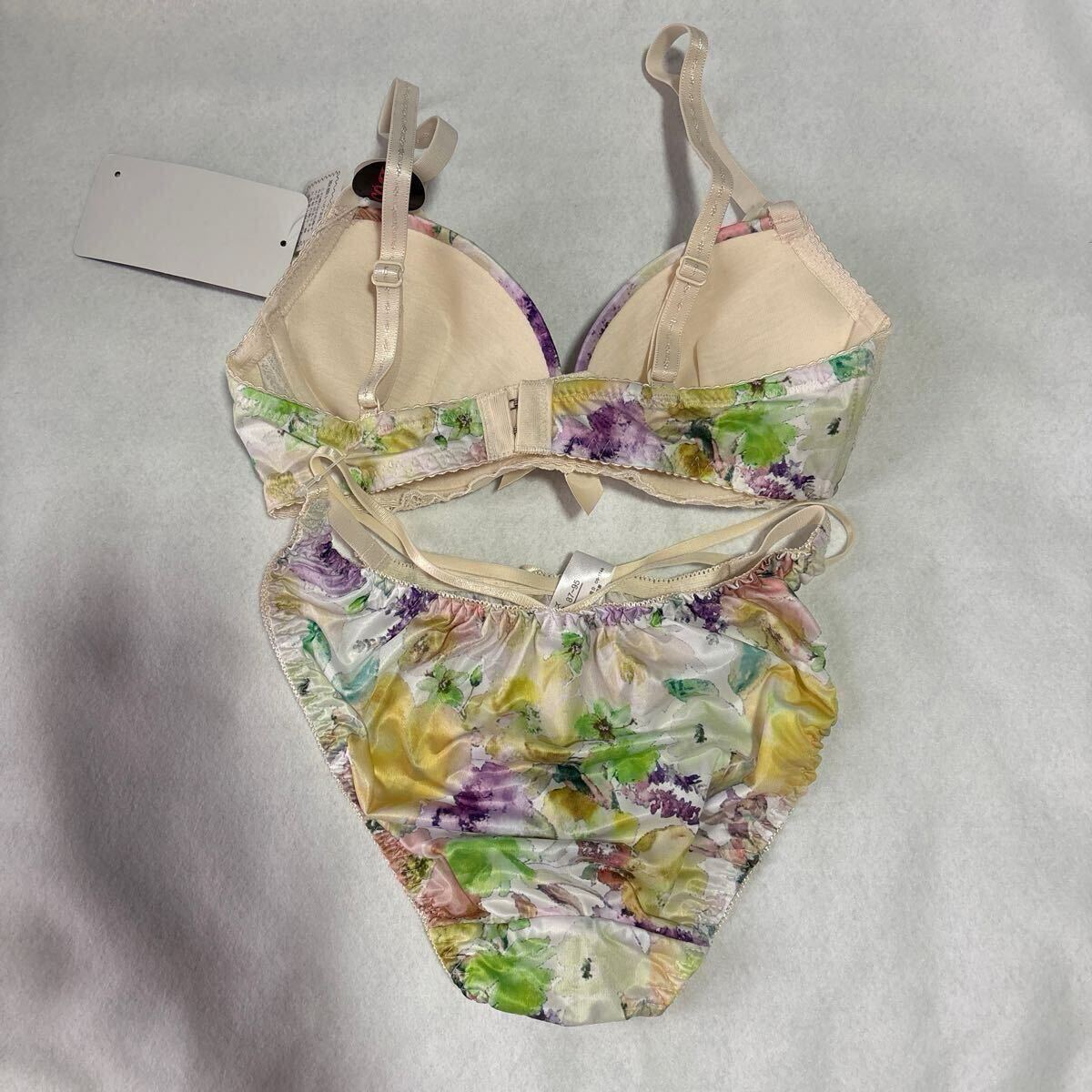 下着 上下セット B65 サテン 花柄 ブラジャー ショーツ(65以下)｜売買されたオークション情報、yahooの商品情報をアーカイブ公開 - オークファン（aucfan.com）