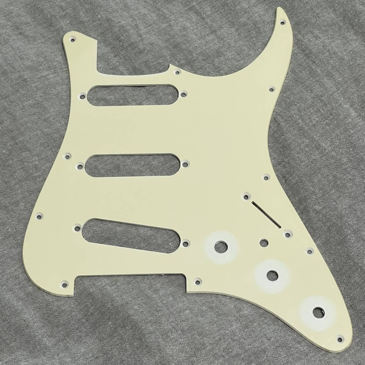 Yahoo!オークション - ストラトタイプ ピックガード SSS 1P 11点 ホワ...