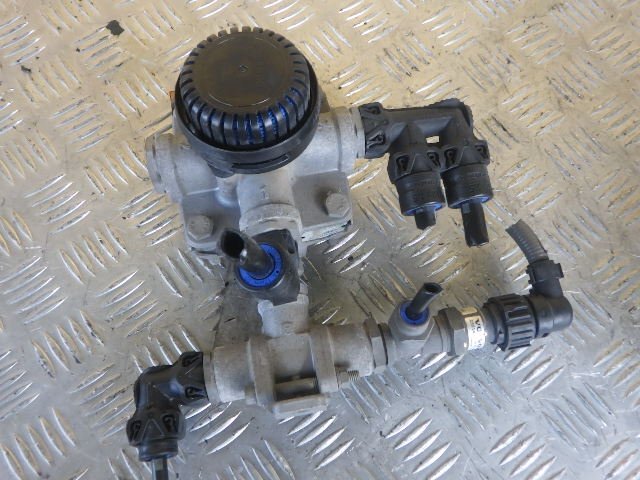 Yahoo!オークション - r696-181 日産 UD トラックス クオン バルブ エ...