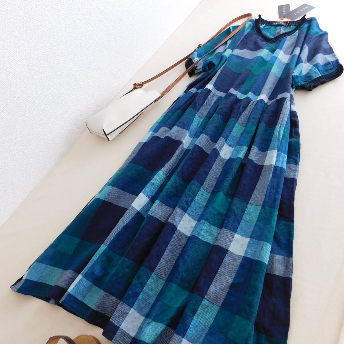 Yahoo!オークション - 【新品】TRUBE 半袖ワンピース C351