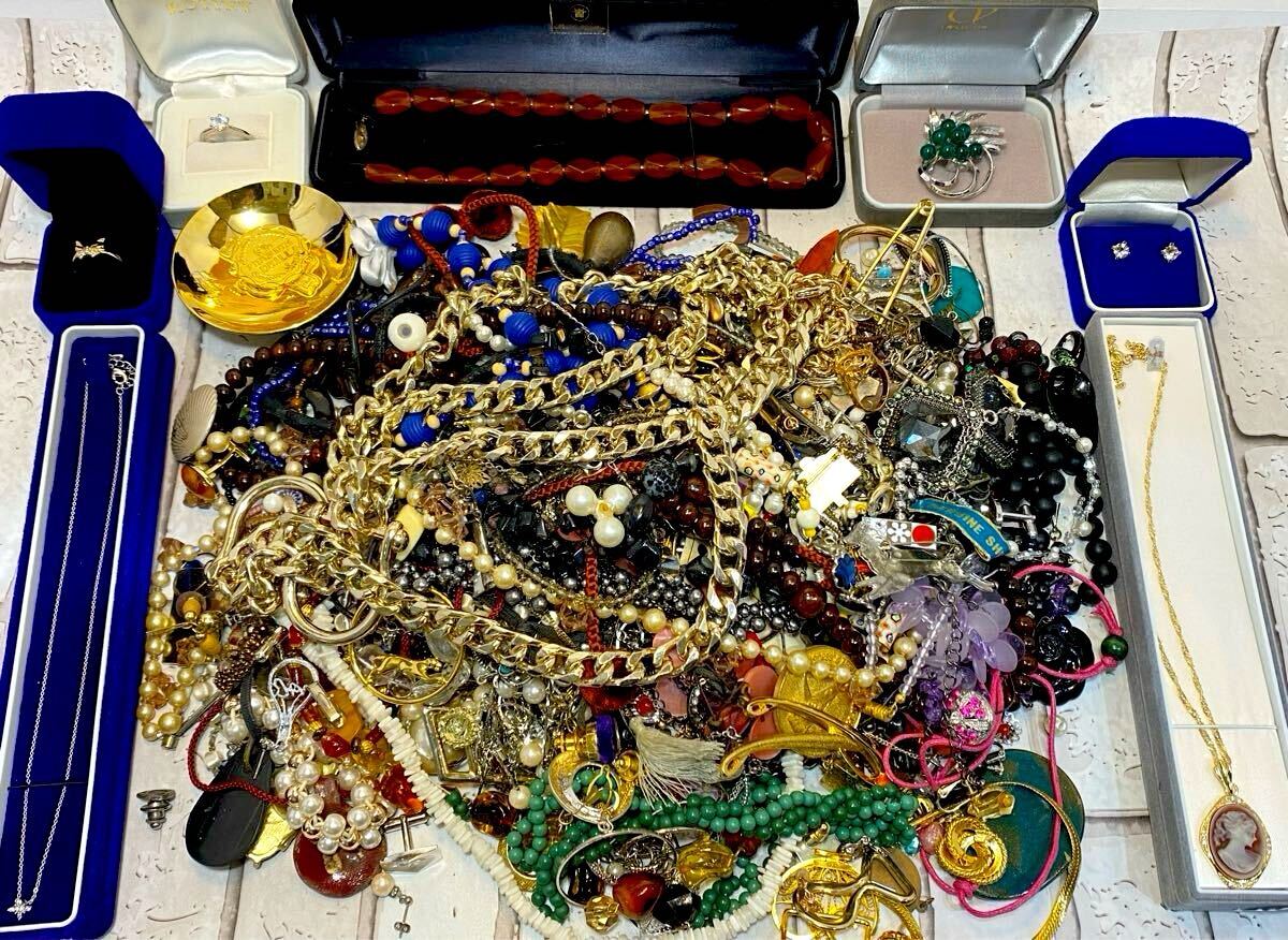 Yahoo!オークション - R079 アクセサリー まとめ売り 約3.9kg ネックレ...