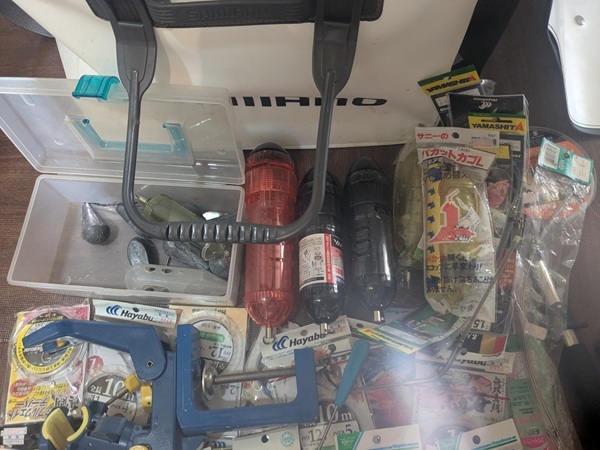 Yahoo!オークション - シマノ大き目なバッカンに仕掛けなど詰め合わせ...