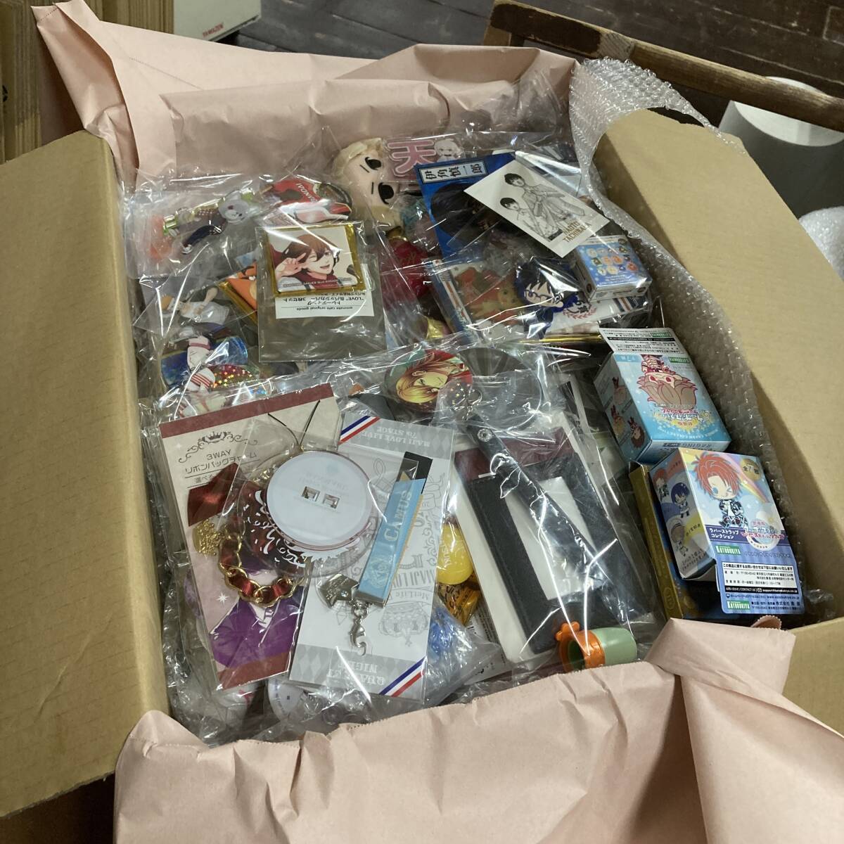 Yahoo!オークション - 32Mdd アニメグッズ まとめて箱詰め 東リベ ツイ...