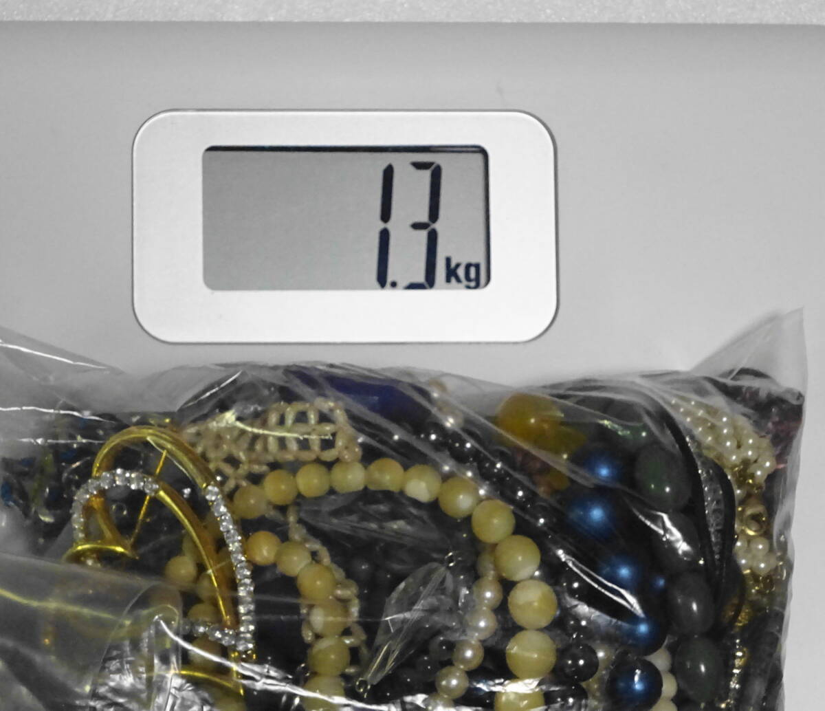 Yahoo!オークション - 約1.3kg イミテーション アクセサリー 大量まと...