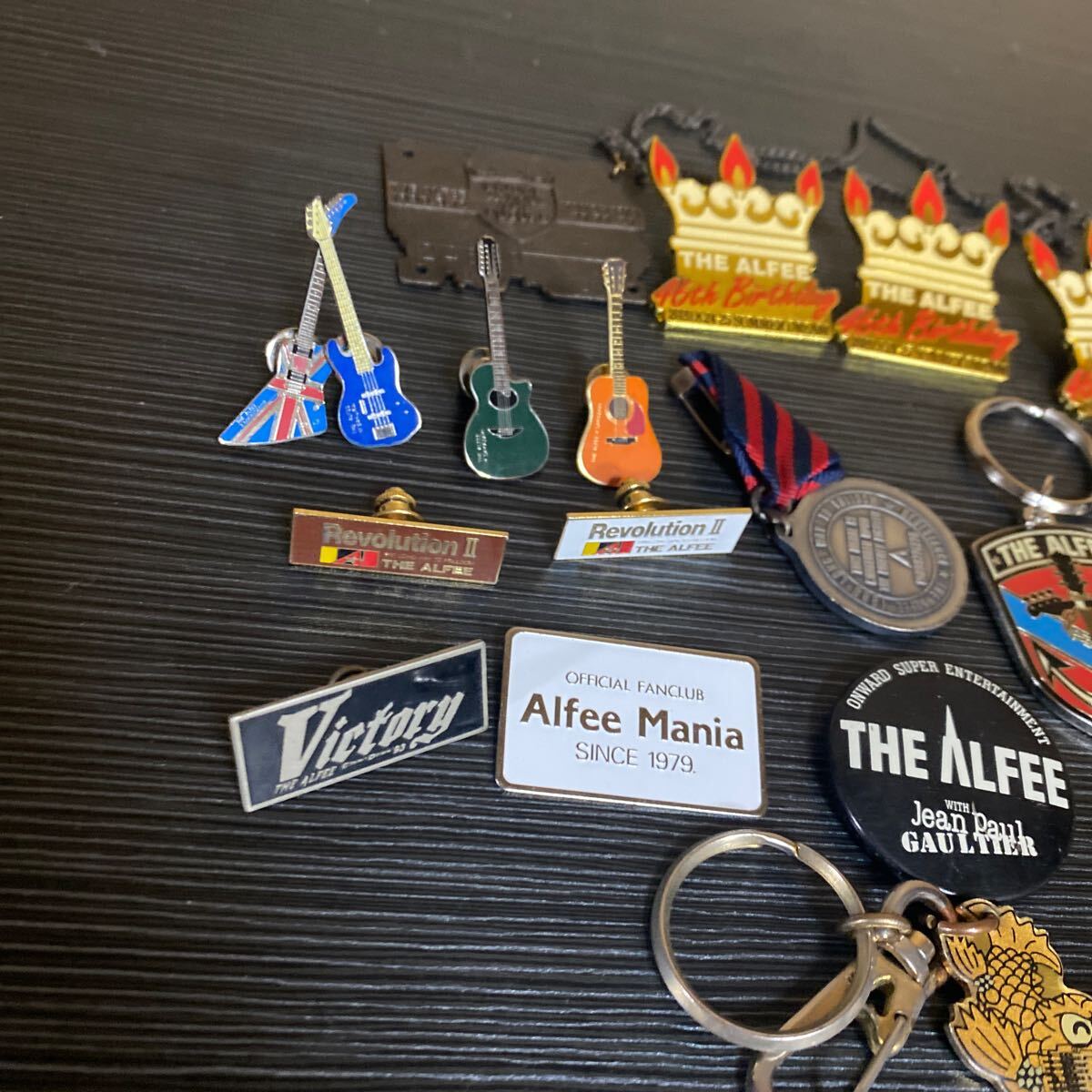 Yahoo!オークション - 【095-011】THE ALFEE バッチ キーホルダー など