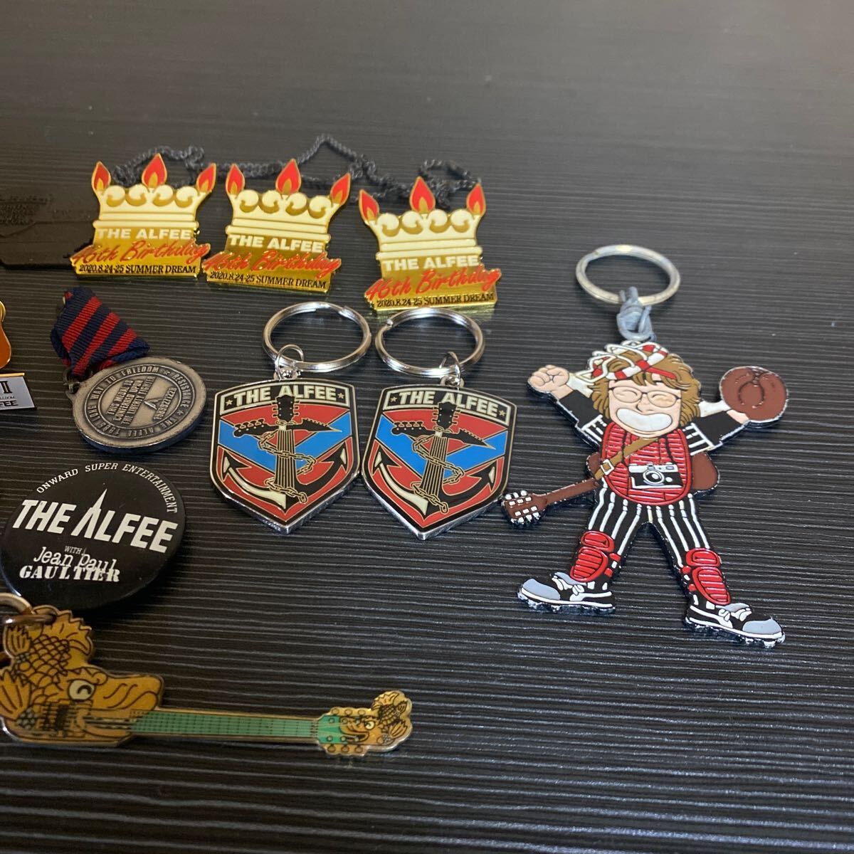 Yahoo!オークション - 【095-011】THE ALFEE バッチ キーホルダー など