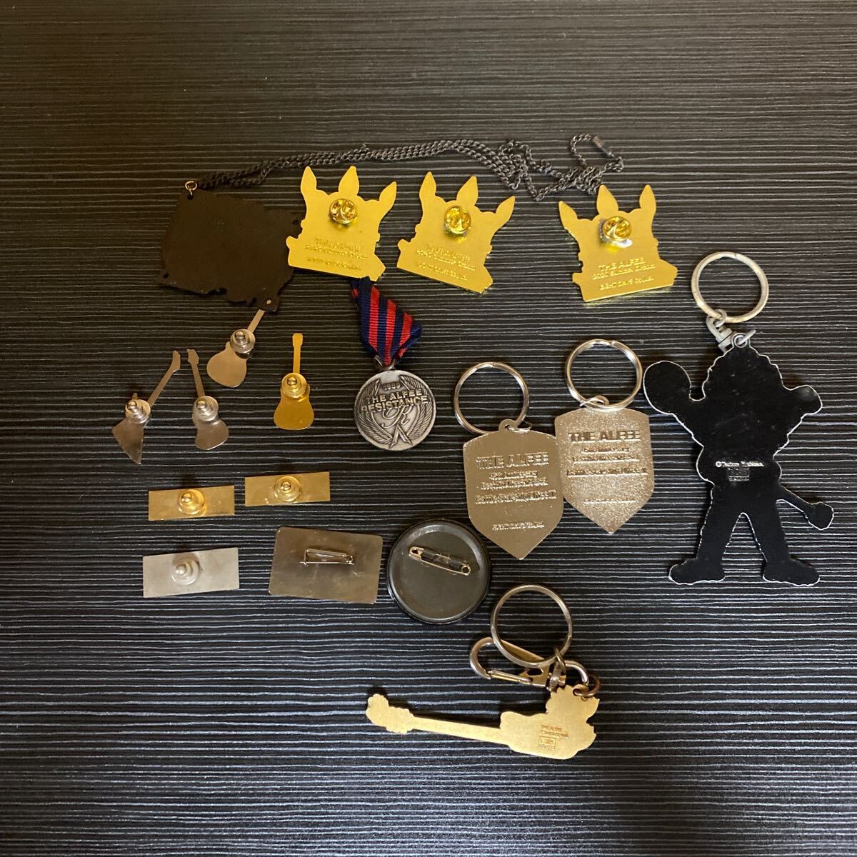 Yahoo!オークション - 【095-011】THE ALFEE バッチ キーホルダー など